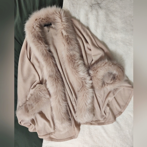 Dolce Cabo | Jackets & Coats | Dolce Cabo Faux Fur Trim Knit Cape Wrap ...